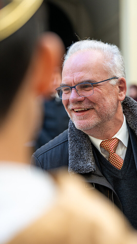 Staatssekretär Sandro Kirchner begrüßt Sternsinger im Bayerischen ...