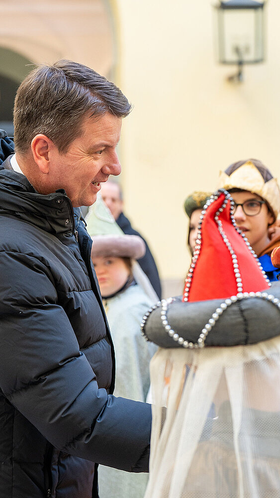 Staatssekretär Sandro Kirchner begrüßt Sternsinger im Bayerischen ...